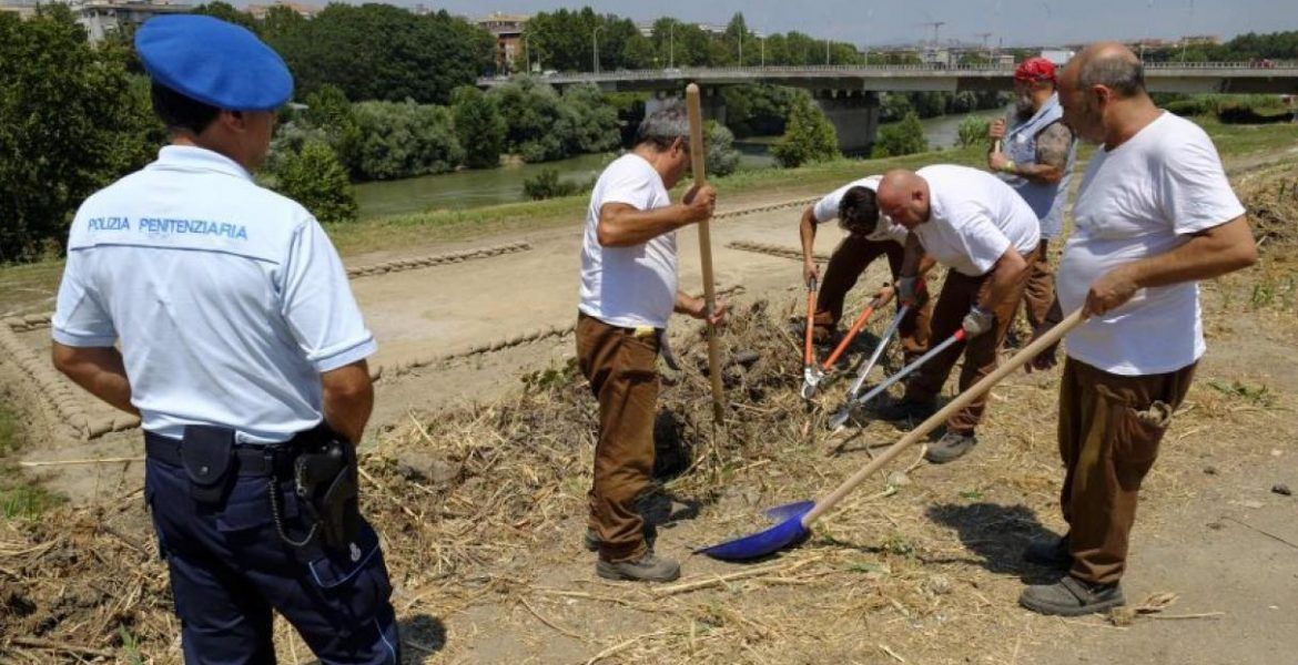 PRESOS ITALIANOS TRABAJAN EN LAS CALLES | La Trocha - Estación de noticias